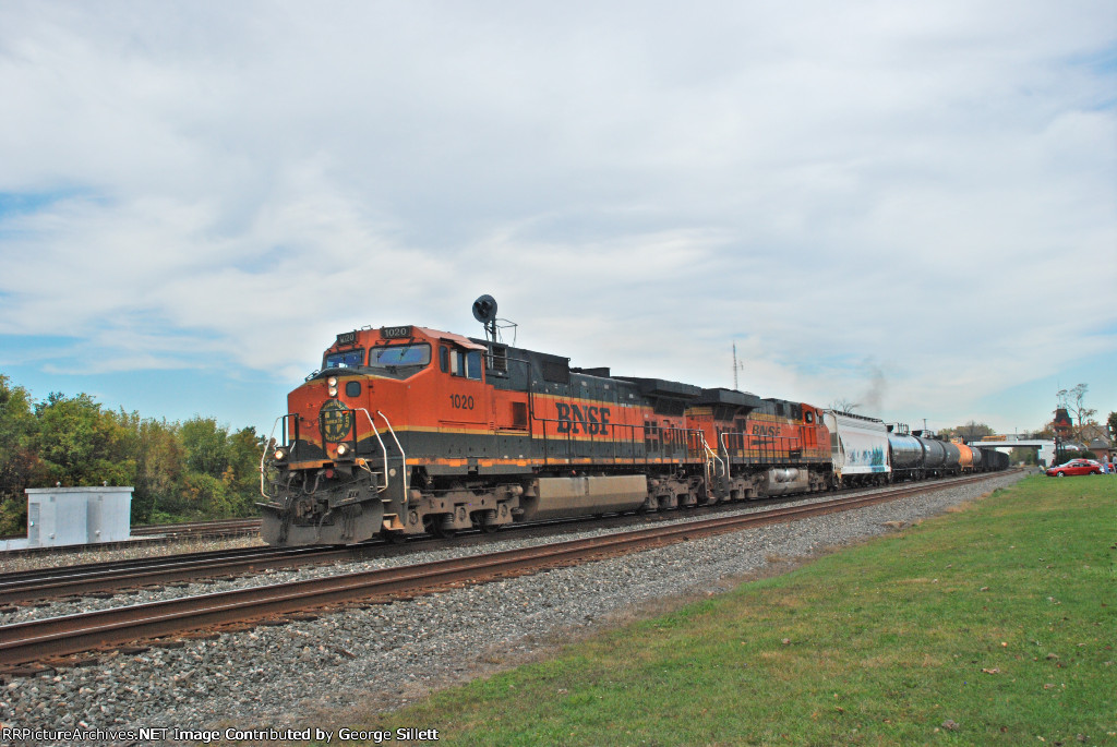 BNSF 1020 takes a mixer west.